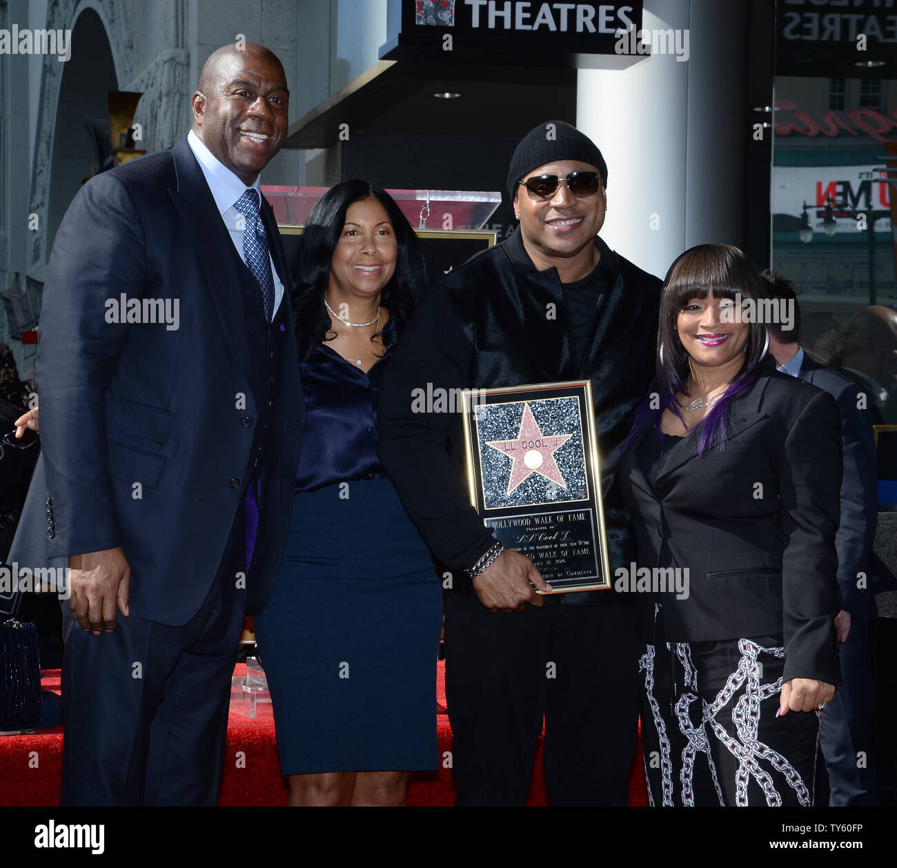 LL Cool J hält eine Replik Plakette, wie er durch das Earvin "Magic ...