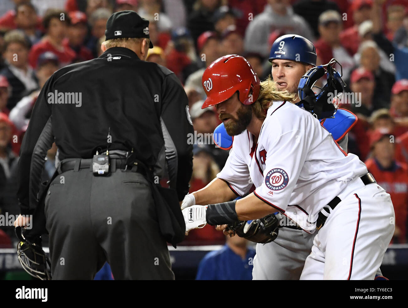 Los Angeles Dodgers catcher Yasmani Grandal Tags aus Washington ...