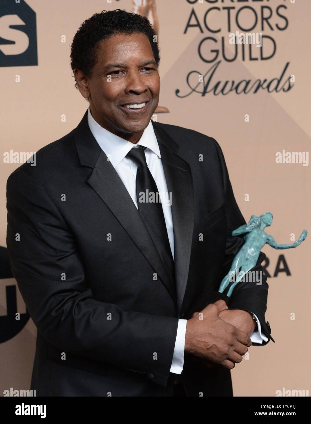 Denzel Washington erscheint Backstage mit seinem Award für ...