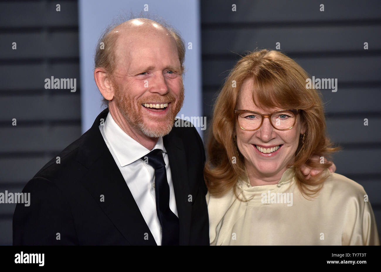 Ron Howard (L) und seine Frau Cheryl Howard kommen für die Vanity Fair ...