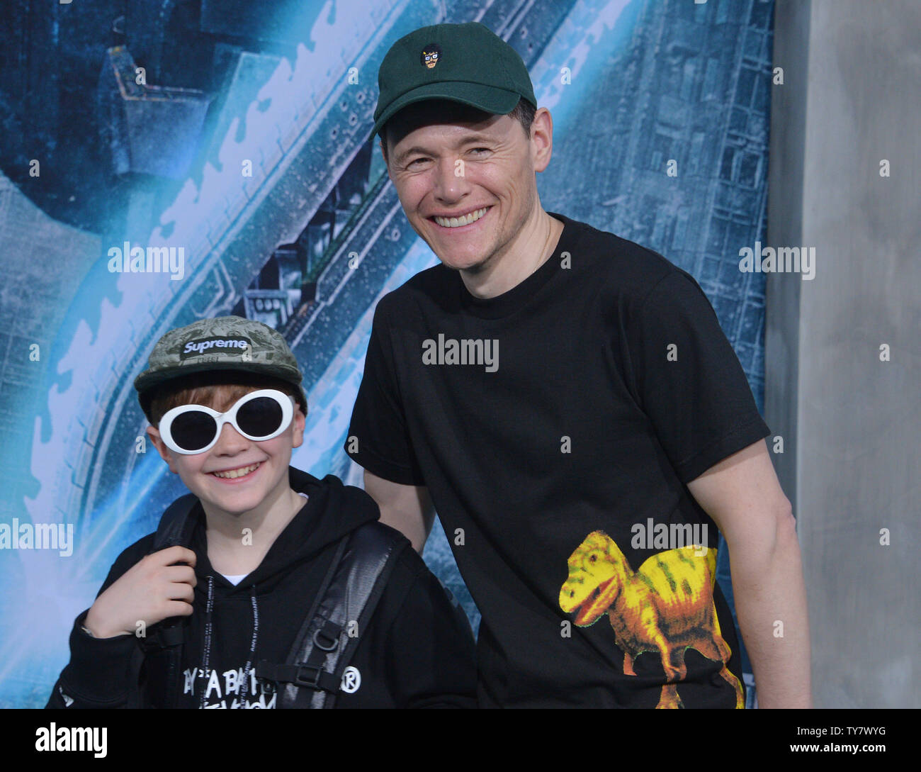 Warf Mitglied Burn Gorman und seinem Sohn Max Gorman die Premiere des ...