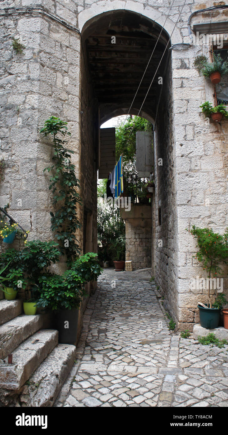 Stein Häuser in engen Straße der alten Stadt, schöne Architektur mit ...