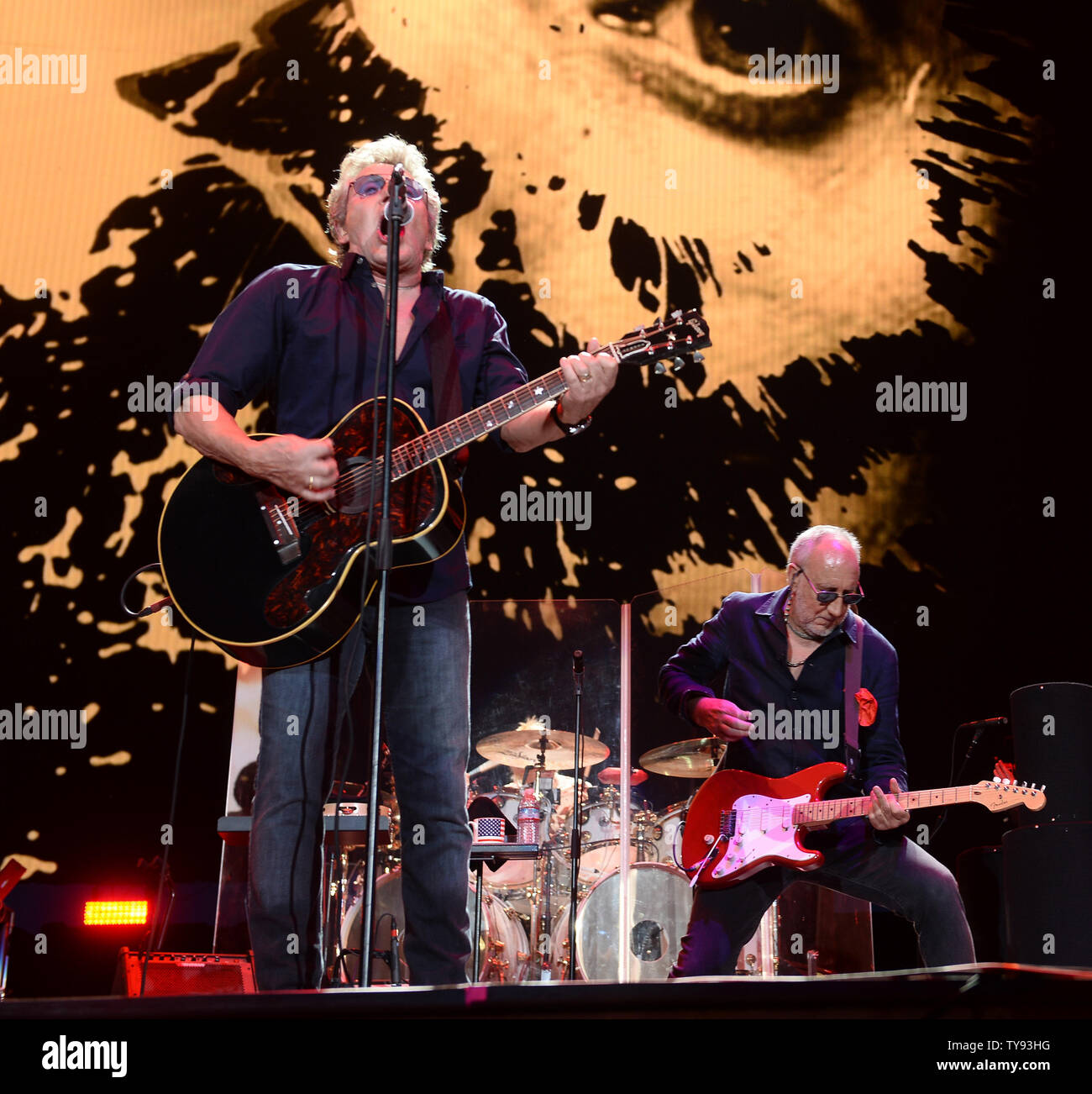 Musiker Roger Daltrey (L) und Pete Townshend Der Who auf der Bühne ...