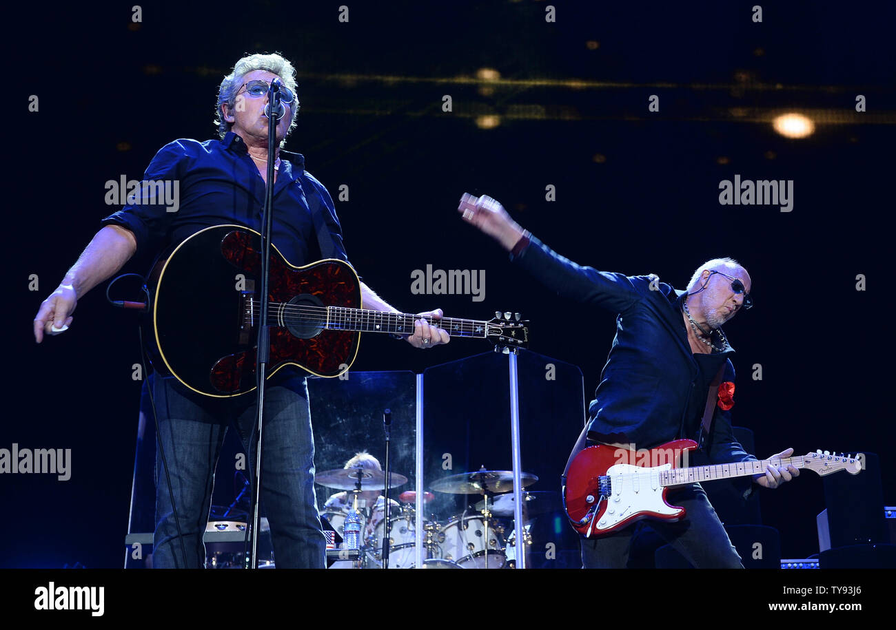Musiker Roger Daltrey (L) und Pete Townshend Der Who auf der Bühne ...