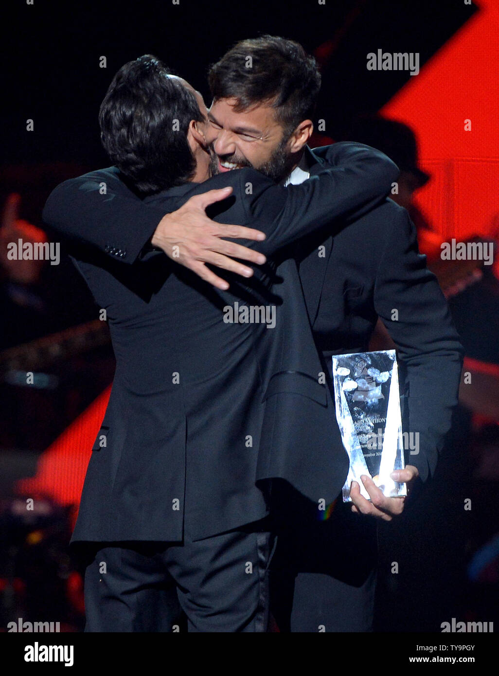 Recording Artist Ricky Martin (R) präsentiert honoree Marc Anthony mit ...