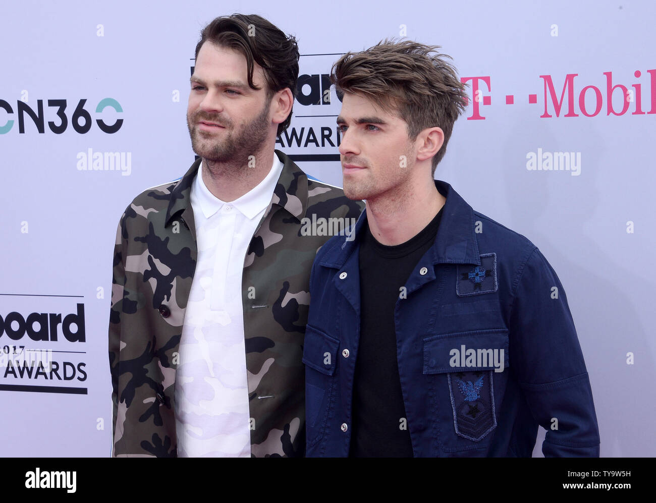 DJs Alex Pall (L) und Andreas Taggart des Chainsmoker nehmen an der ...
