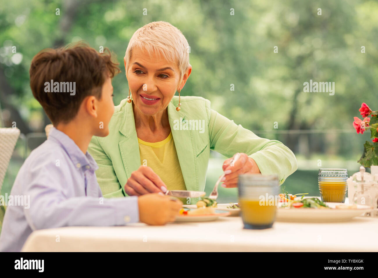 Looking good granny -Fotos und -Bildmaterial in hoher Auflösung – Alamy