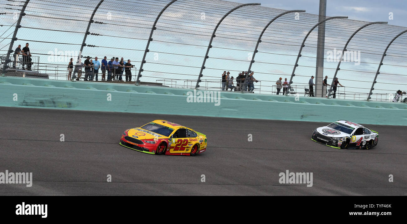 Joey Logano (22) Führt Kevin Harvick (4) in Kurve vier während der ...