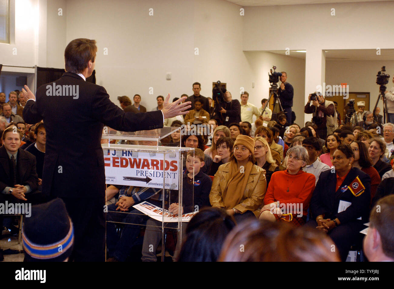 Senator John Edwards Wellen mit einer Masse von 400 Unterstützer an der ...