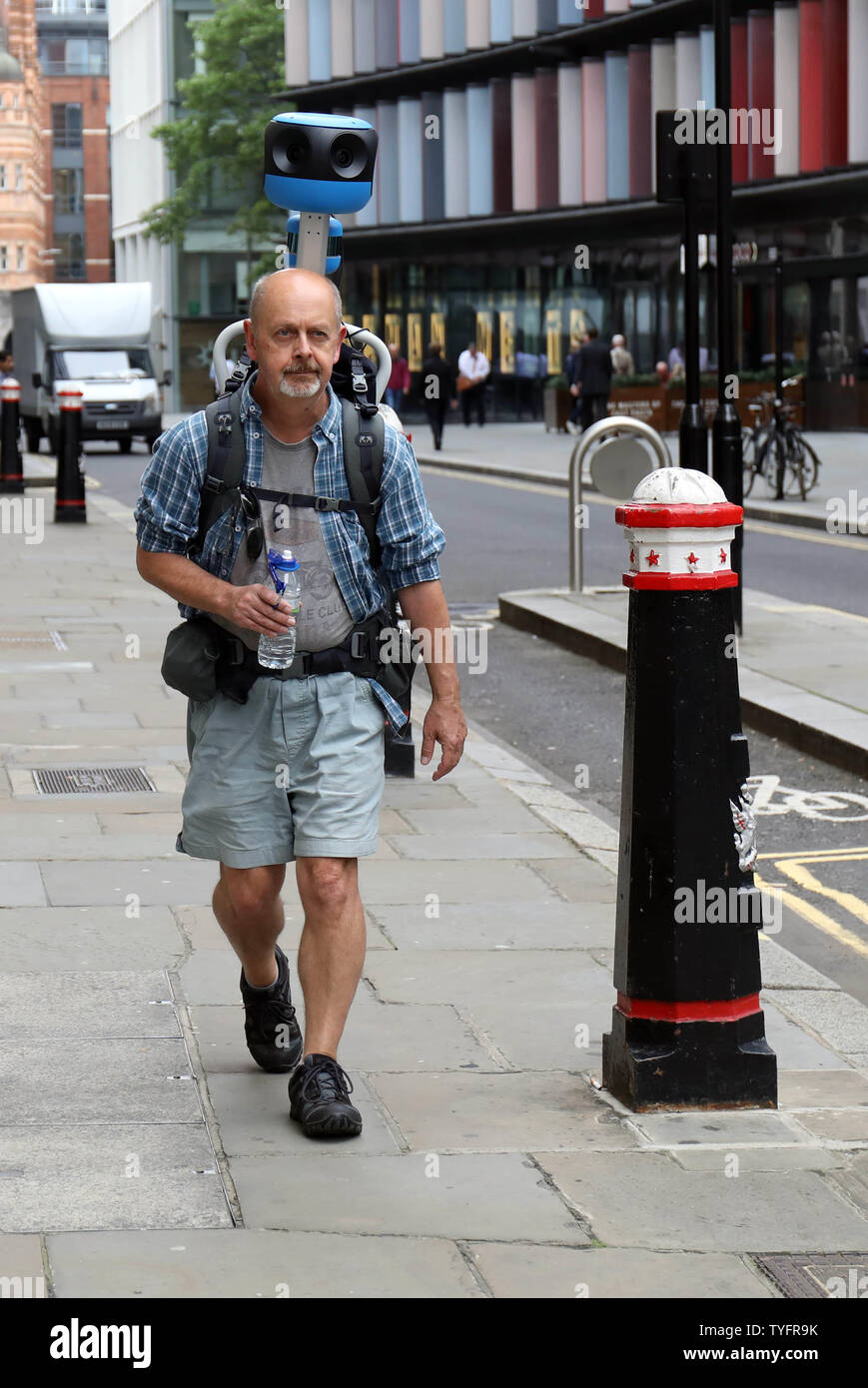 Google street view man -Fotos und -Bildmaterial in hoher Auflösung – Alamy