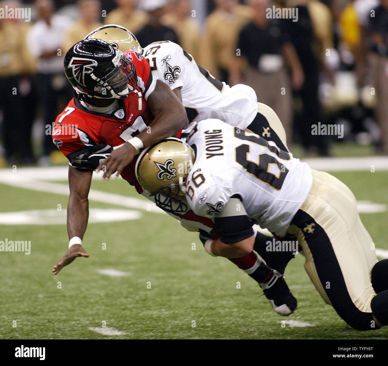 Atlanta Falcons Quarterback Michael Vick wird durch die New Orleans ...