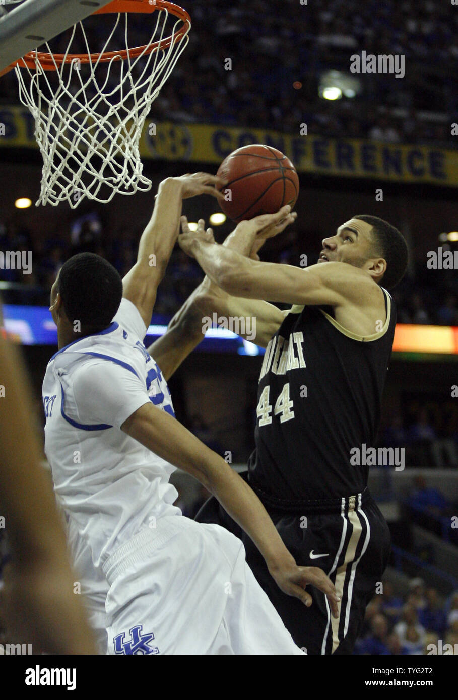 Vanderbilt, Jeffery Taylor (44) bringt den Ball in den Korb als ...