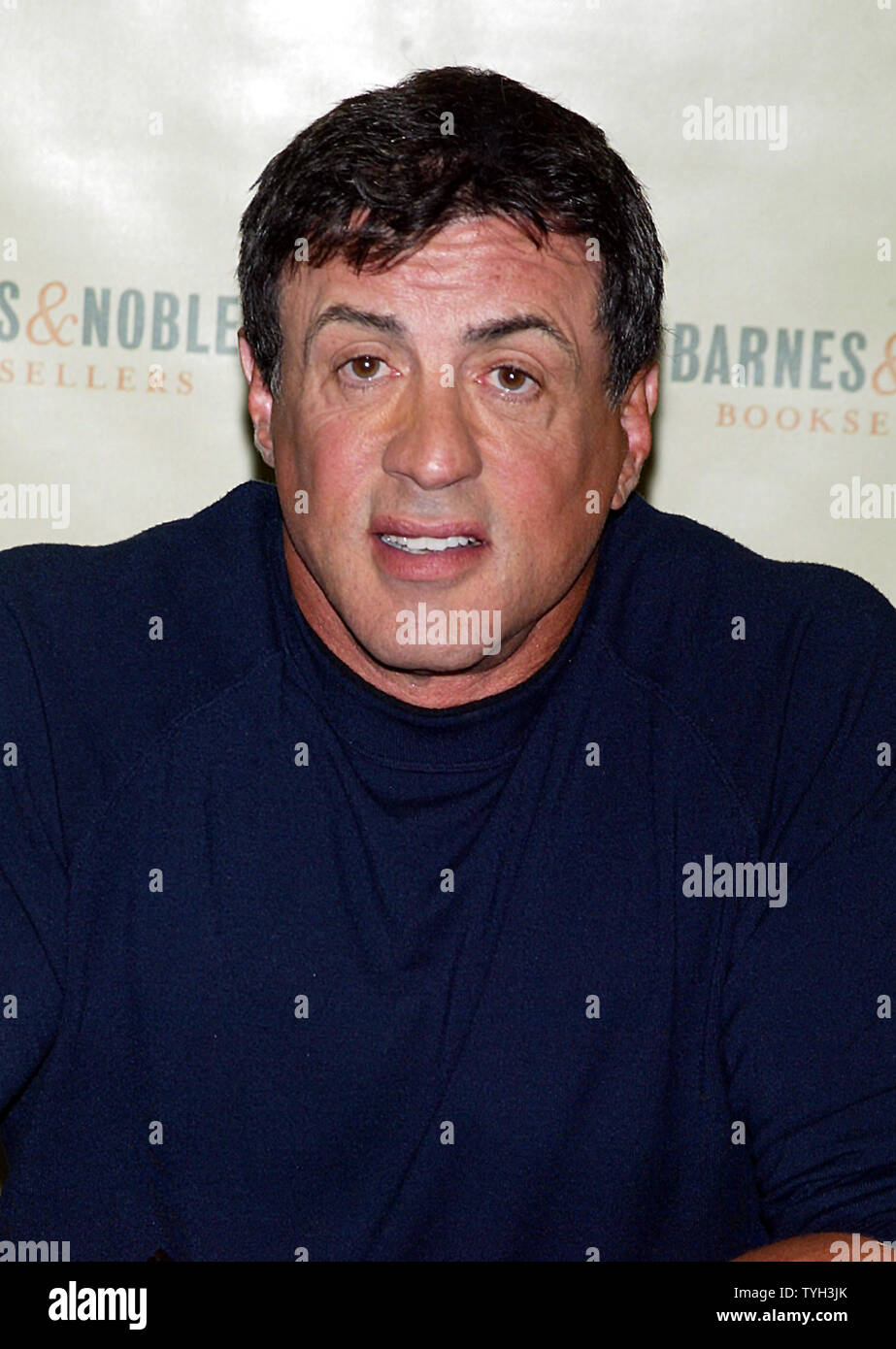 Sylvester Stallone zeichen Kopien seines neuen Buches ly Bewegt' bei ...