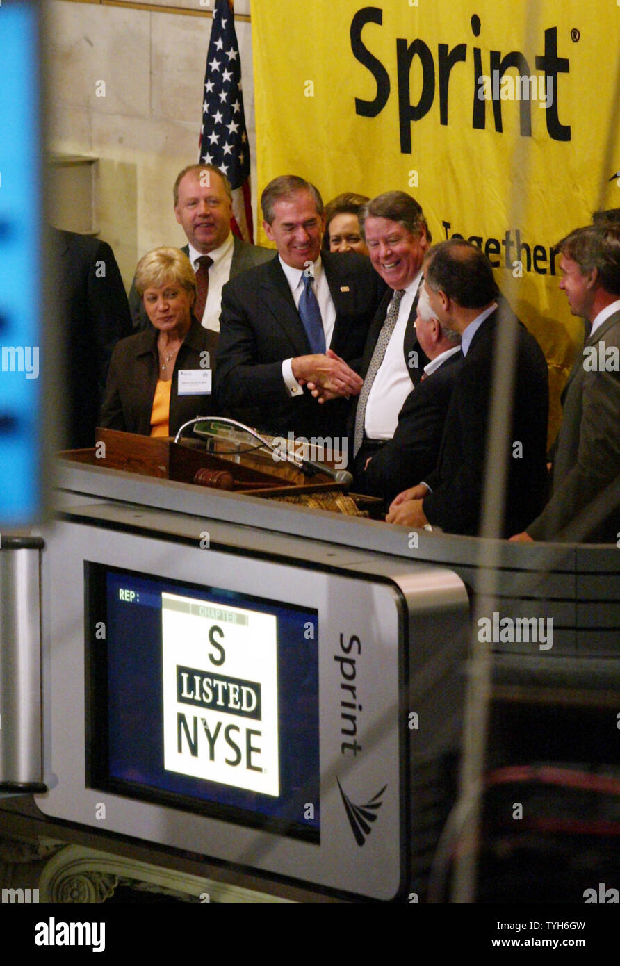 Sprint Nextel Corporation Präsident und CEO Gary Voraussehen (links ...