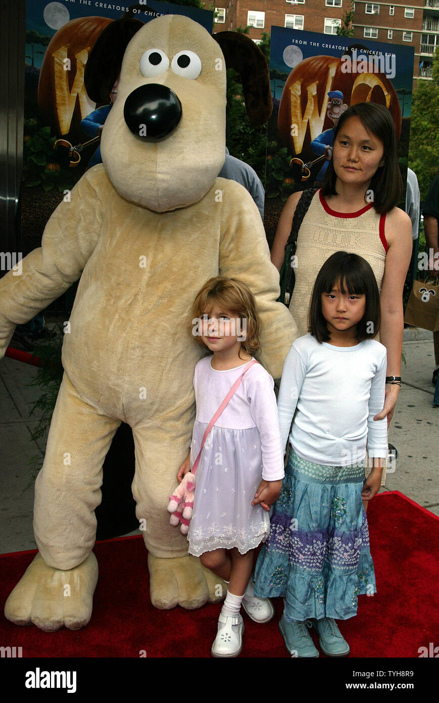 Soon-Yi Previn (Mrs. Woody Allen) und kids Pose mit Gromit, wie sie bei ...