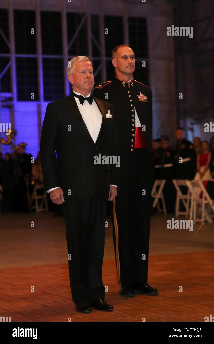 Links, pensionierter General James F. Amos und Col Robert Cooper ...