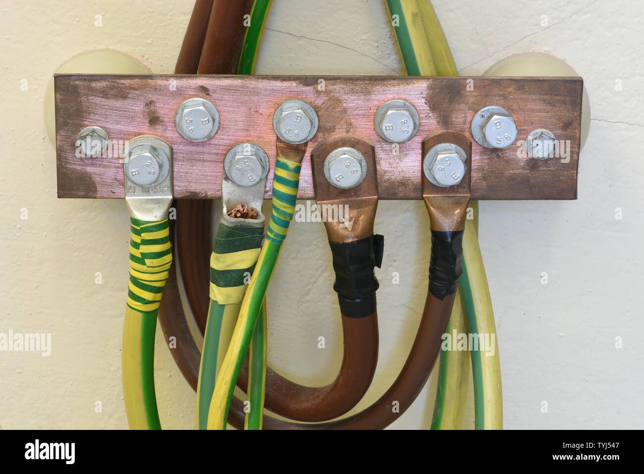 Copper earthing bar -Fotos und -Bildmaterial in hoher Auflösung – Alamy