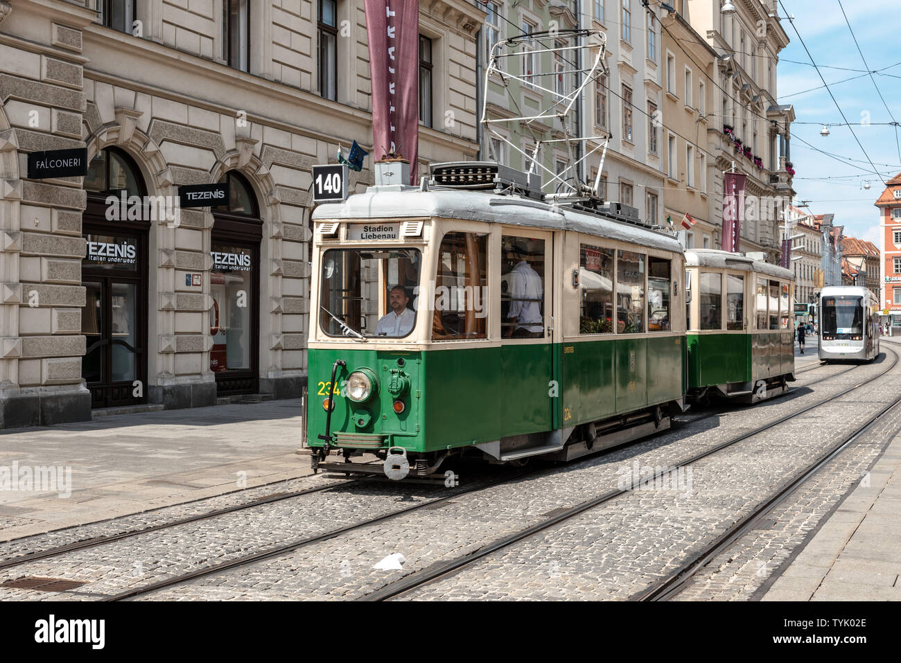 Eine alte Straßenbahn und eine neue Straßenbahn durch die Altstadt von ...