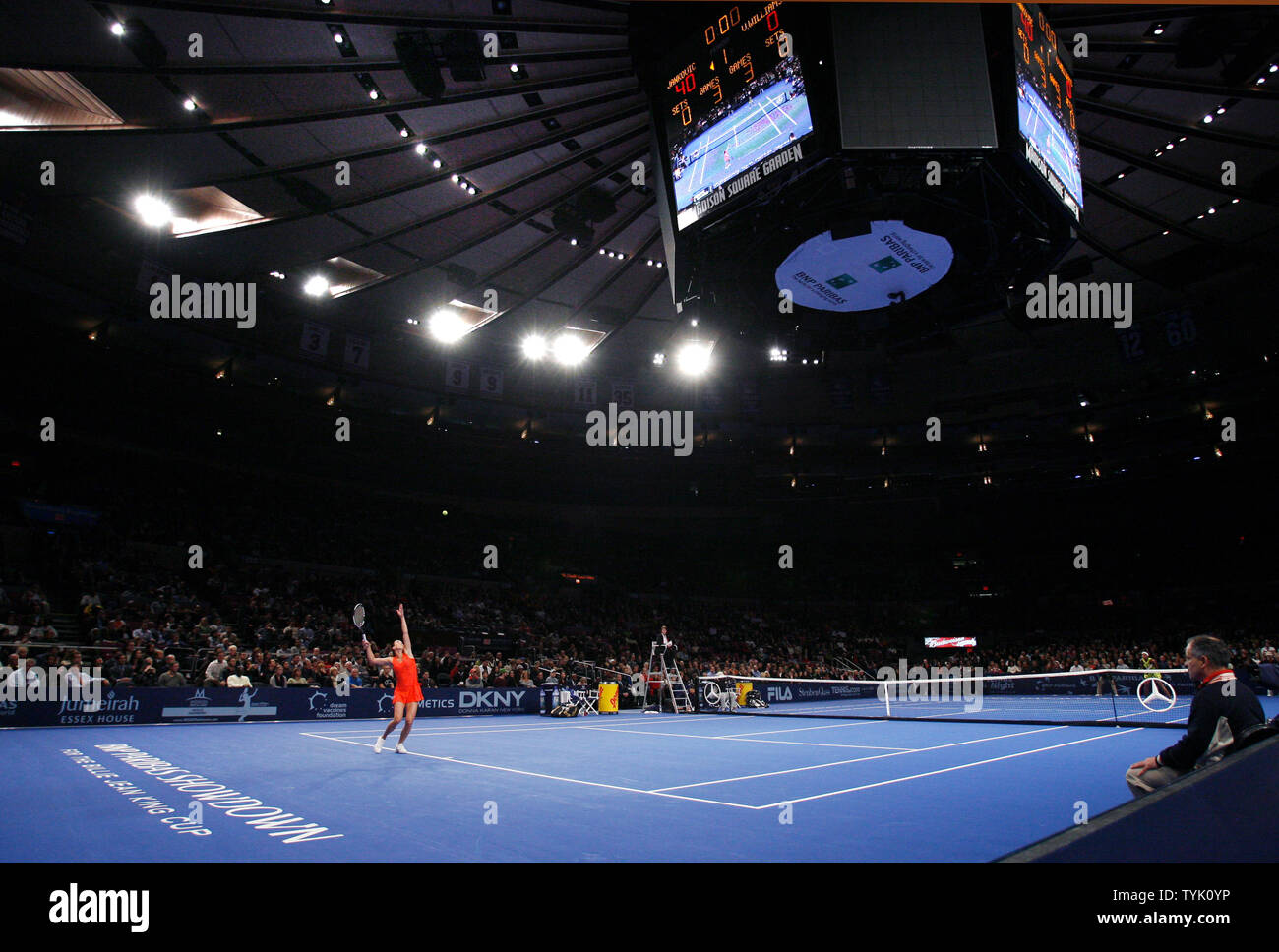 Jelena Jankovic schlägt einen in ihrem Halbfinale dienen gegen Venus ...