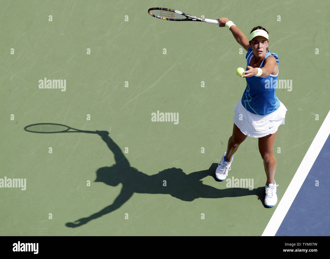 Beatrice Capra der USA dient der Aravane Rezai aus Frankreich im ersten ...