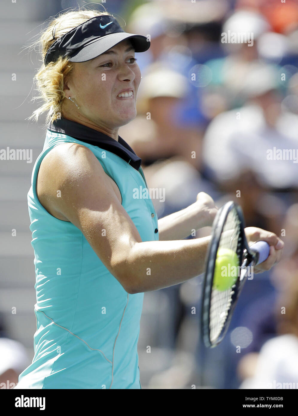 Maria Sharapova von Russland schlägt eine Vorhand in Ihrer 6-0, 6-0 ...