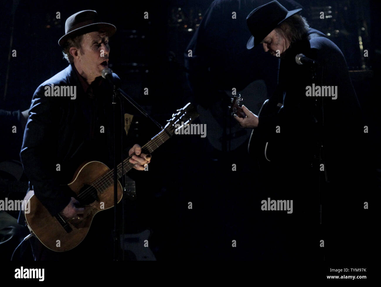 Neil young hall of fame induktion -Fotos und -Bildmaterial in hoher ...