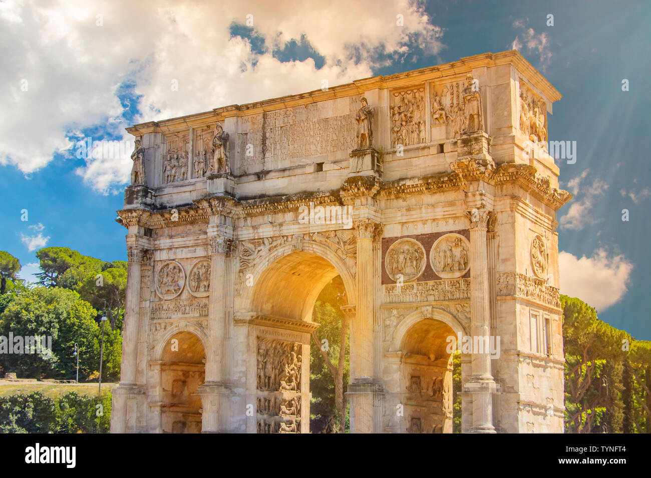 Panorama der Triumphbogen des Konstantin und das Kolosseum in der ...