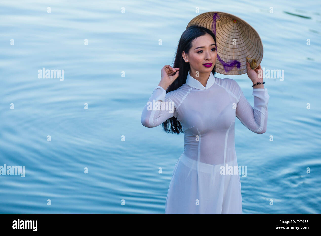 Vietnamesin Ao Dai Kleid tragen in der Mitte Herbst festiaval in Hoi An ...