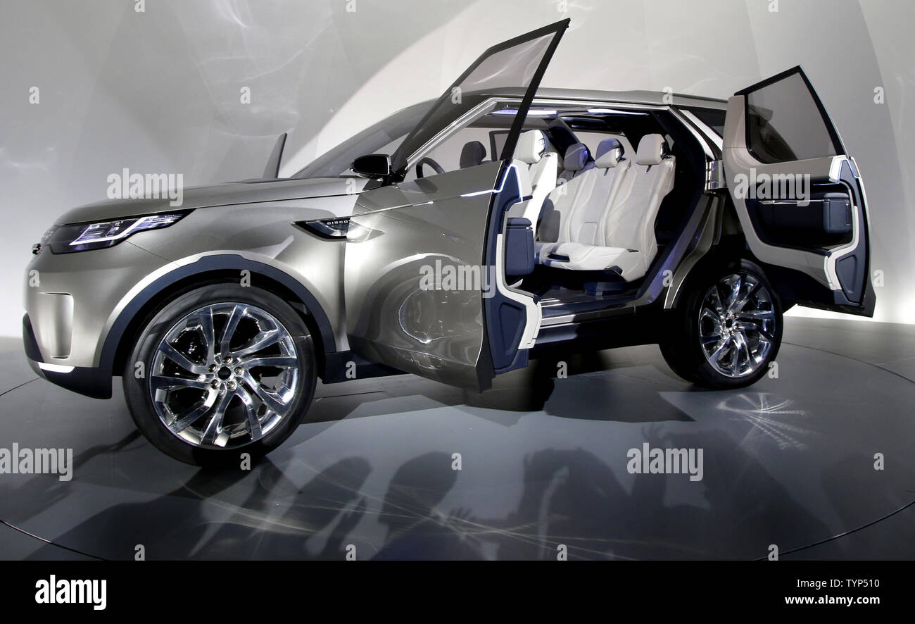 Die Teilnehmer sammeln sich um und Fotografieren, wenn Land Rover seine ...