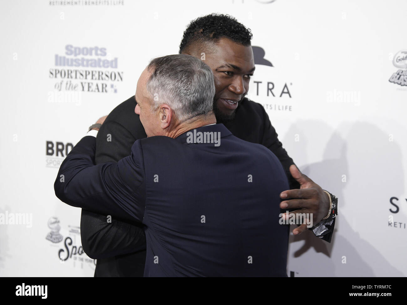 MLB Kommissar Rob Manfred Umarmungen David Ortiz, wenn sie auf dem ...
