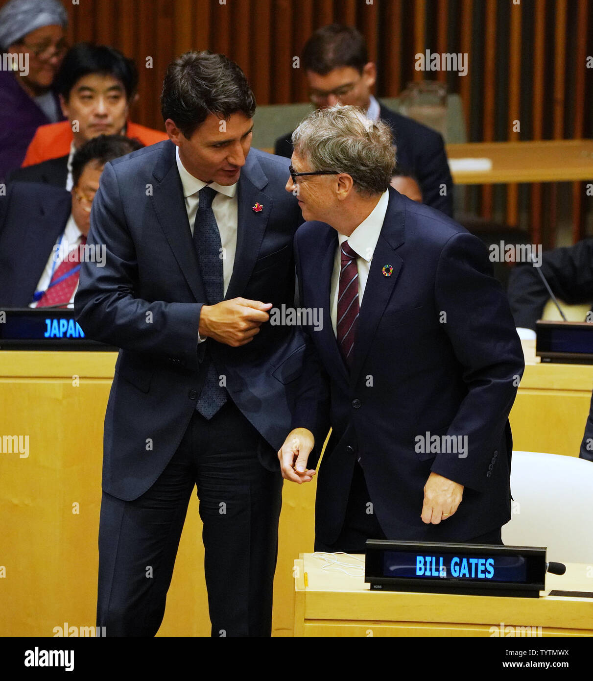 Premierminister von Kanada Justin Trudeau grüßt Bill Gates an der ...