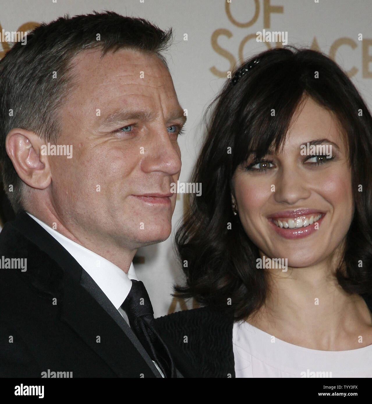 Olga Kurylenko Daniel Craig Stockfotos und -bilder Kaufen - Alamy