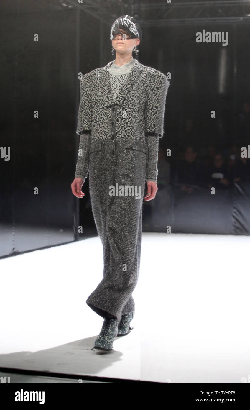 Ein Modell zeigt eine Kreation von hinter einem Gitter - Mauern bei der ...