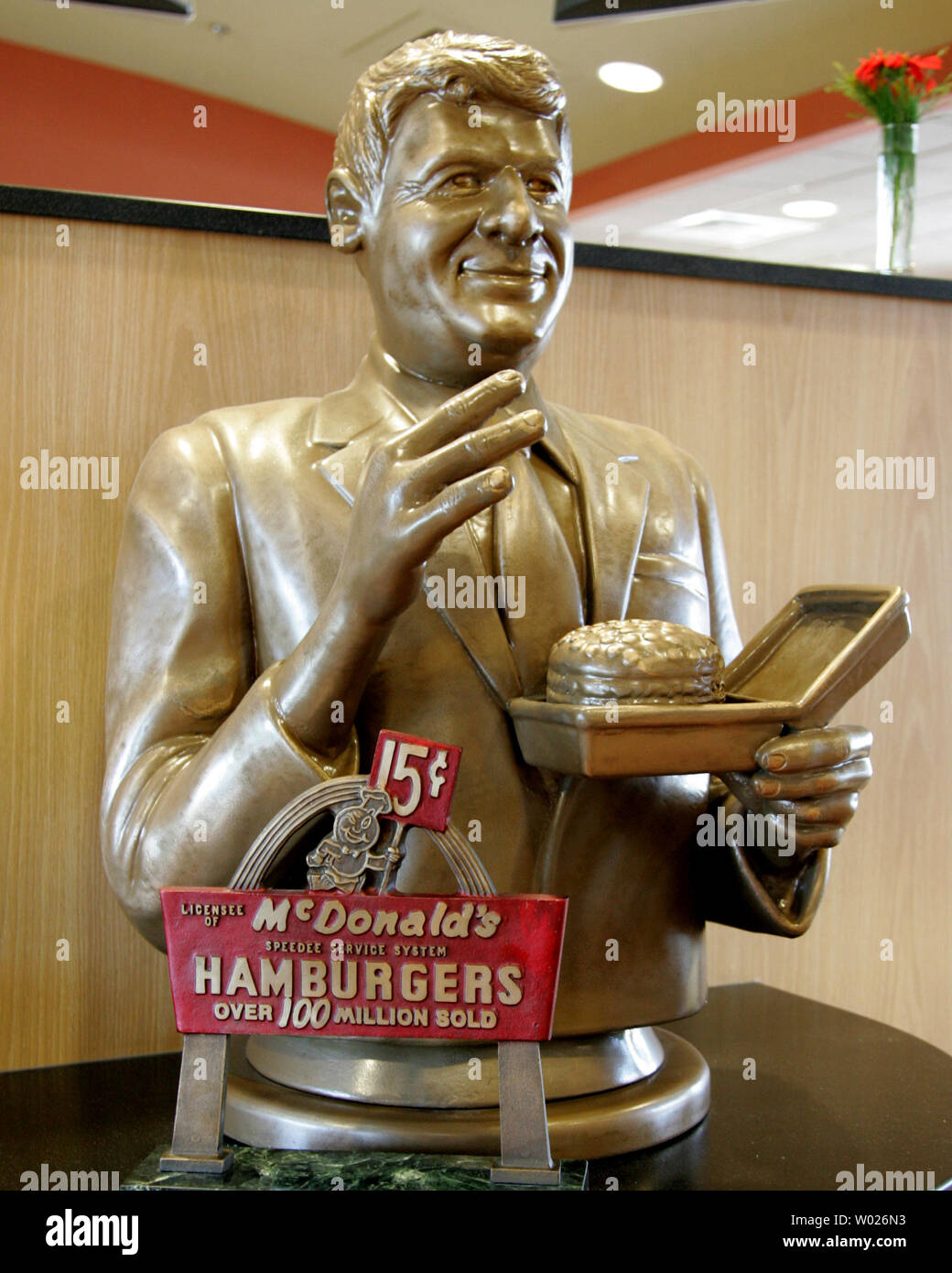Eine Büste von Jim Delligatti thie Erfinder des Big Mac sandwich ...