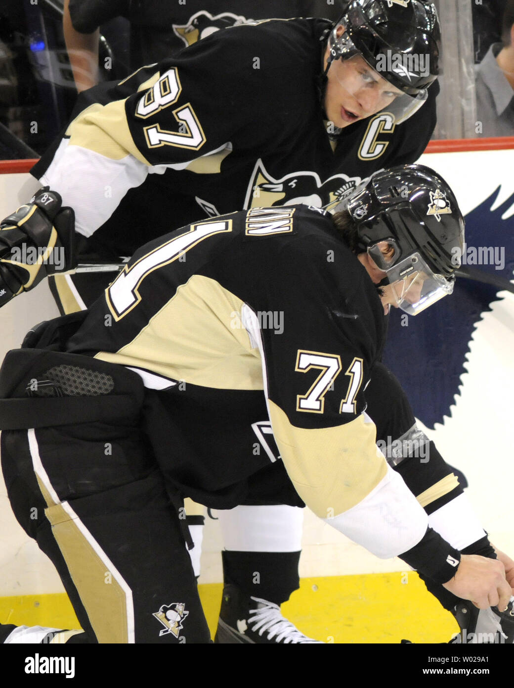 Pittsburgh Penguins center Sidney Crosby spricht mit Penguins Evgeni Malkin während ein Timeout ...