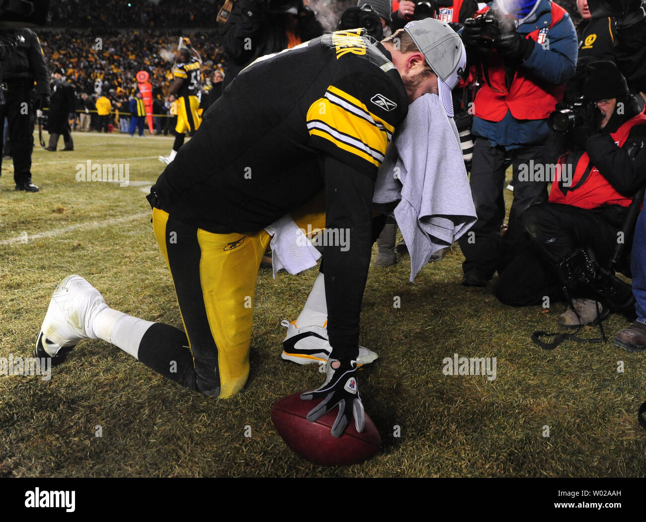 Pittsburgh Steelers Quarterback Ben Roethlisberger' dauert einen Moment selbst zu komponieren ...