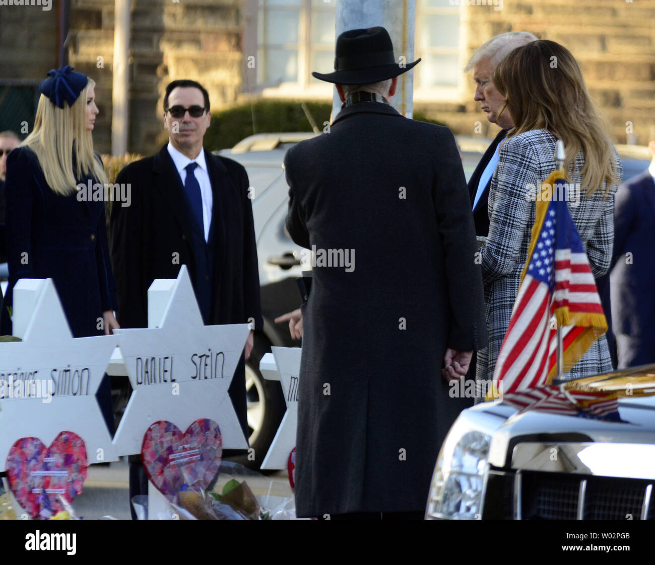 Rabbiner Jeffrey Myers escorts Präsident Donald Trump mit First Lady ...