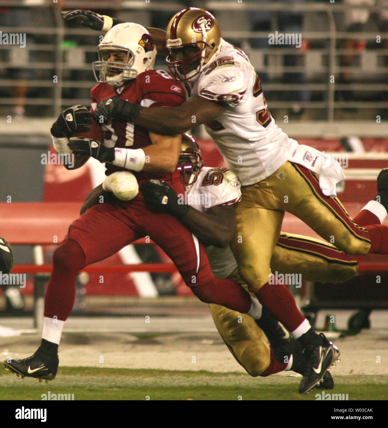 Arizona Cardinals wide receiver Sean Morey (87) bekommt von den San ...