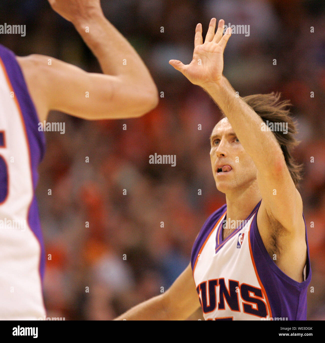 Phoenix Suns Steve Nash erhält eine hohe fünf, als er auf die Bank für ...