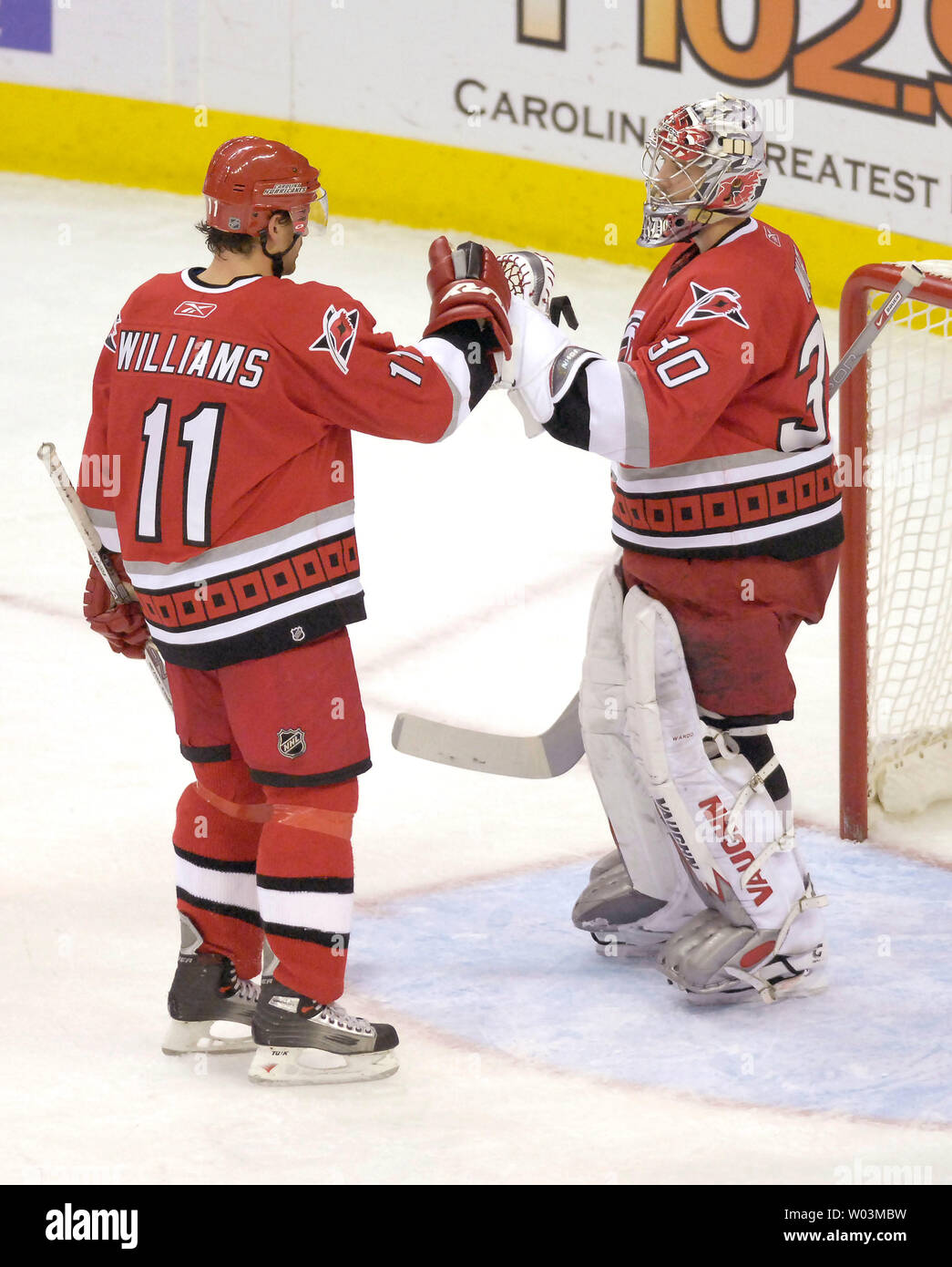 Justin Carolina Hurricanes 'Williams (11) und Torhüter Cam Ward feiern ...