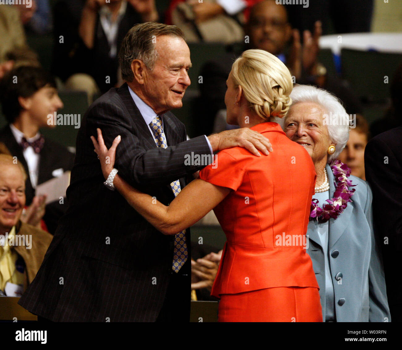 Der frühere US-Präsident George H.W. Bush (L) und ehemalige First Lady Barbara Bush grüße Cindy ...