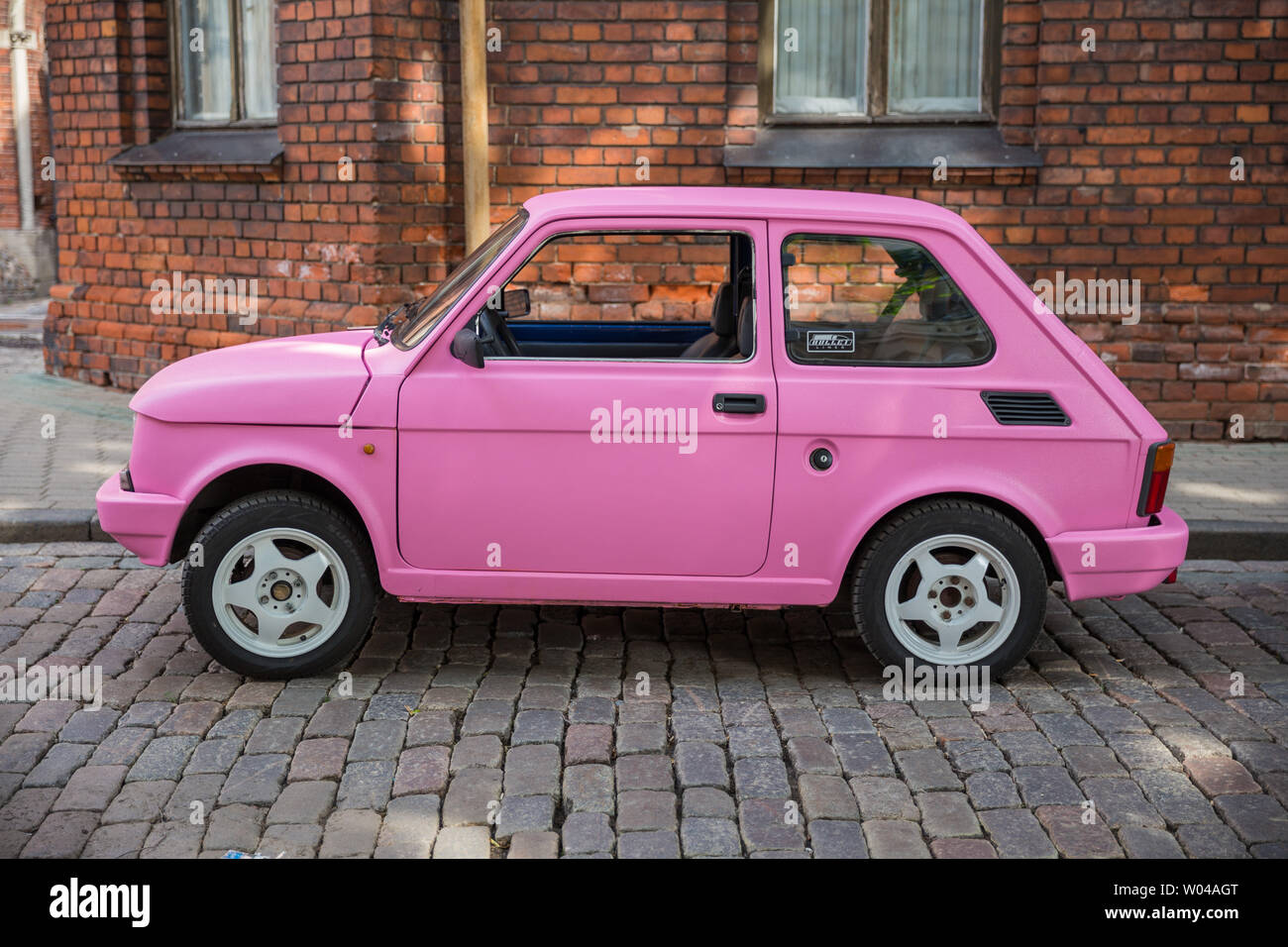Stadt Riga, der Lettischen Republik. Oldtimer Auto Fiat 126 in der ...