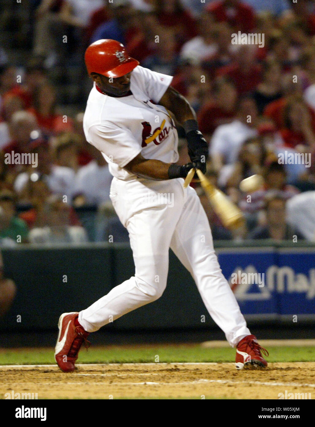 St. Louis Cardinals Reggie Sanders, bricht ihm bat als er schwingt für ...