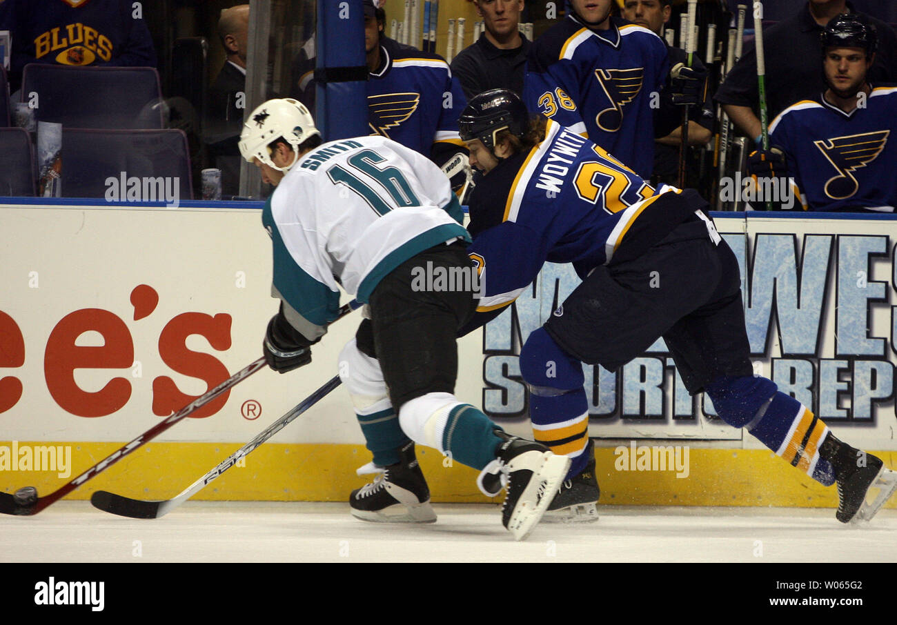 San Jose Sharks Mark Smith (16) Schläge St. Louis Blues Jeff Woywitka ...