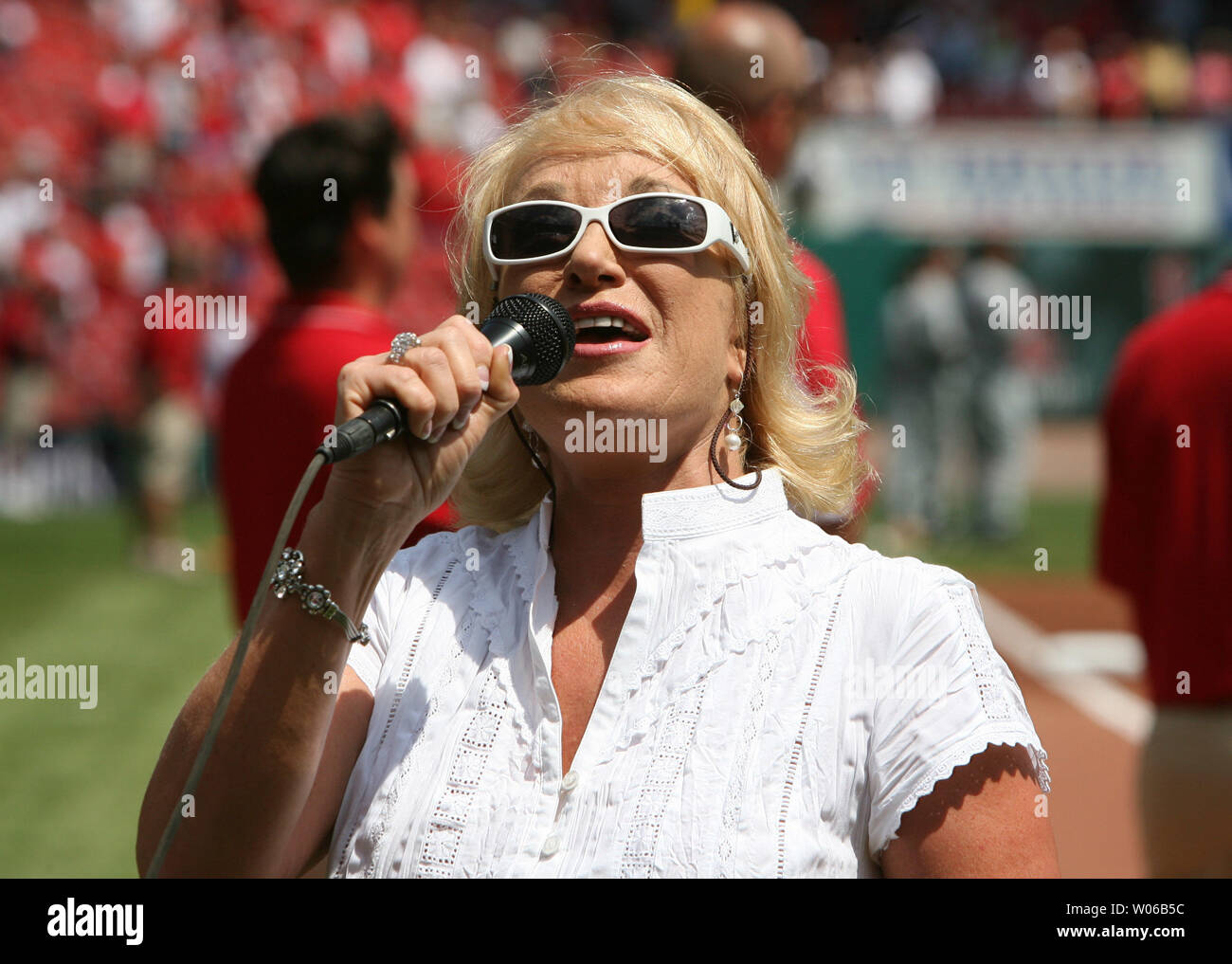 Country Music Singer Tanya Tucker singt "God Bless America", bevor der ...