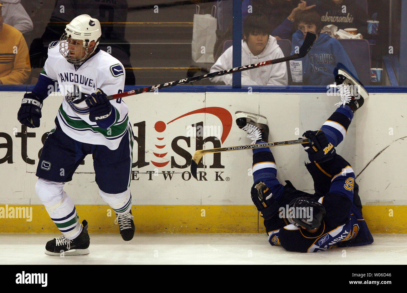 Vancouver Canucks Sami Salo Finnland (L) stellt St. Louis Blues Martin ...
