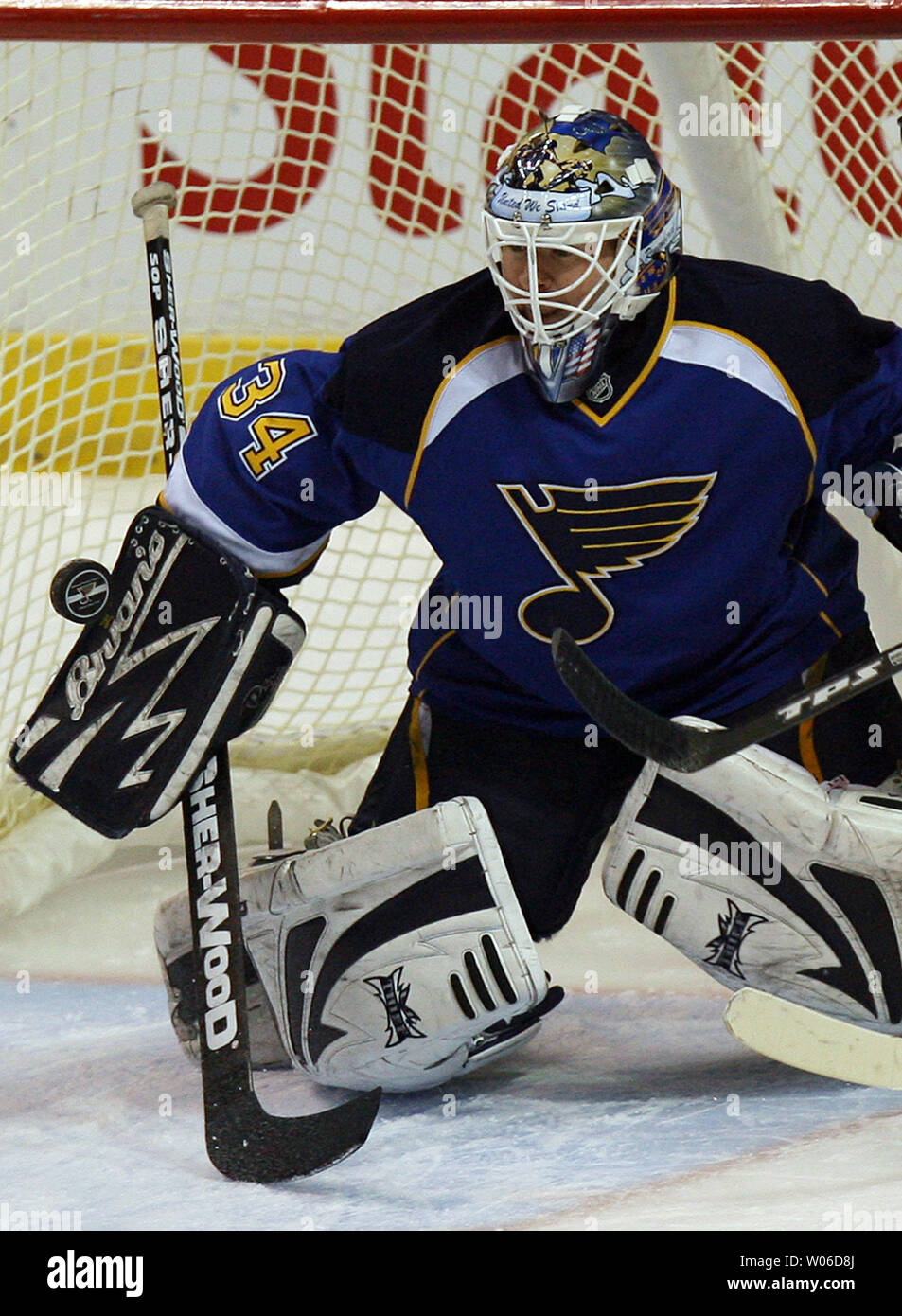 St. Louis Blues Torwart Manny Legace macht ein Pad auf einen Schuß von ...