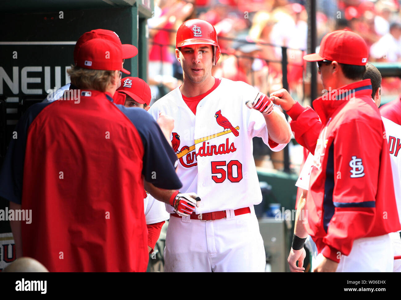 St. Louis Cardinals Adam Wainwright (50) gratuliert im dugout nach Aus ...