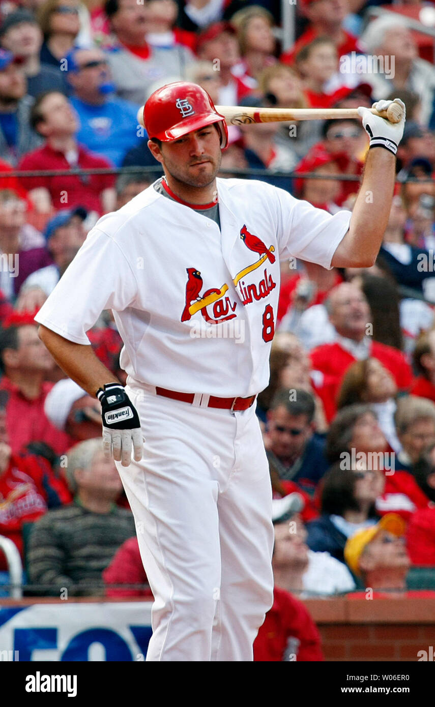 St. Louis Cardinals Troy Glaus wirft seine bat nach dem knallen zu ...