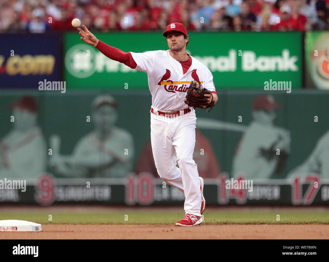 St. Louis Cardinals shortstop Peter Kozma wirft den Ball zur ersten ...